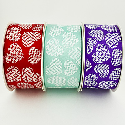 Listón Estampado Corazón Simétrico 1-1/2″ 25 yds – Mundo del Liston